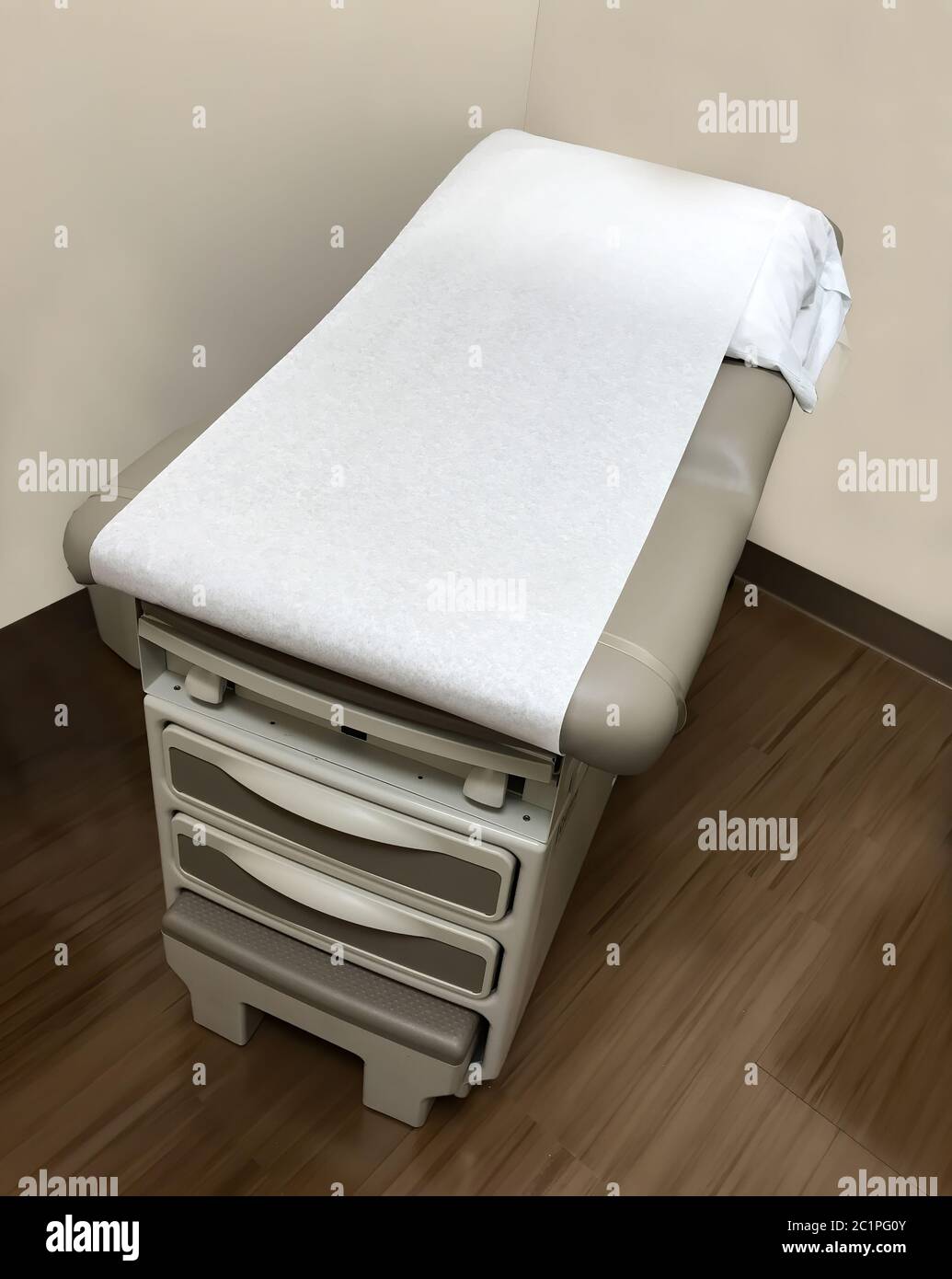 Examination table hi-res stock photography and images - Alamy
