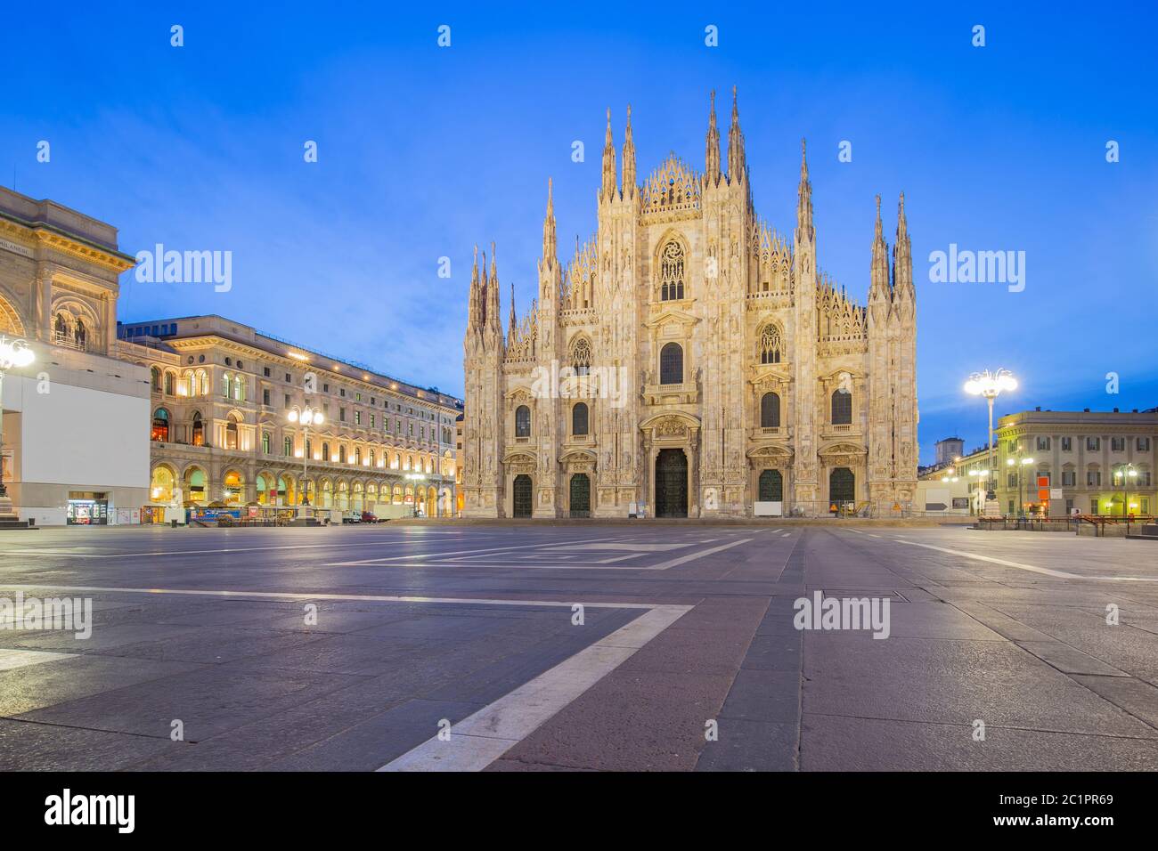 Milan cathedral square hi-res stock photography and images - Alamy