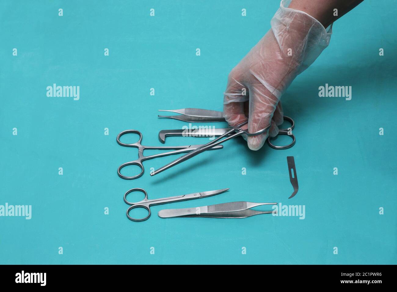 Doctor surgical forceps hi-res stock photography and images - Alamy