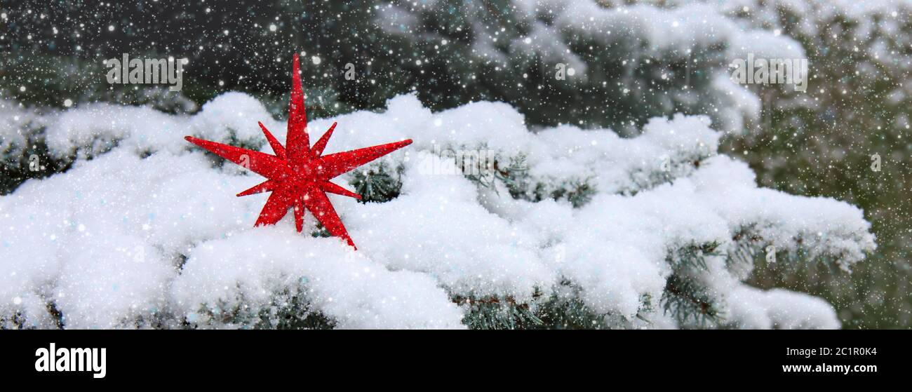 Red Christmas star over snow. Winter background Stock Photo - Alamy