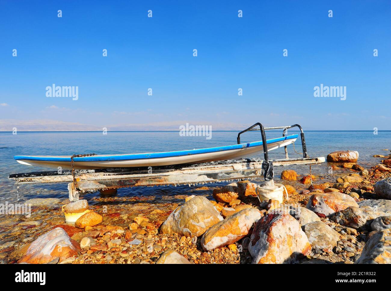 Salt covered beach at the dead sea hi-res stock photography and images ...