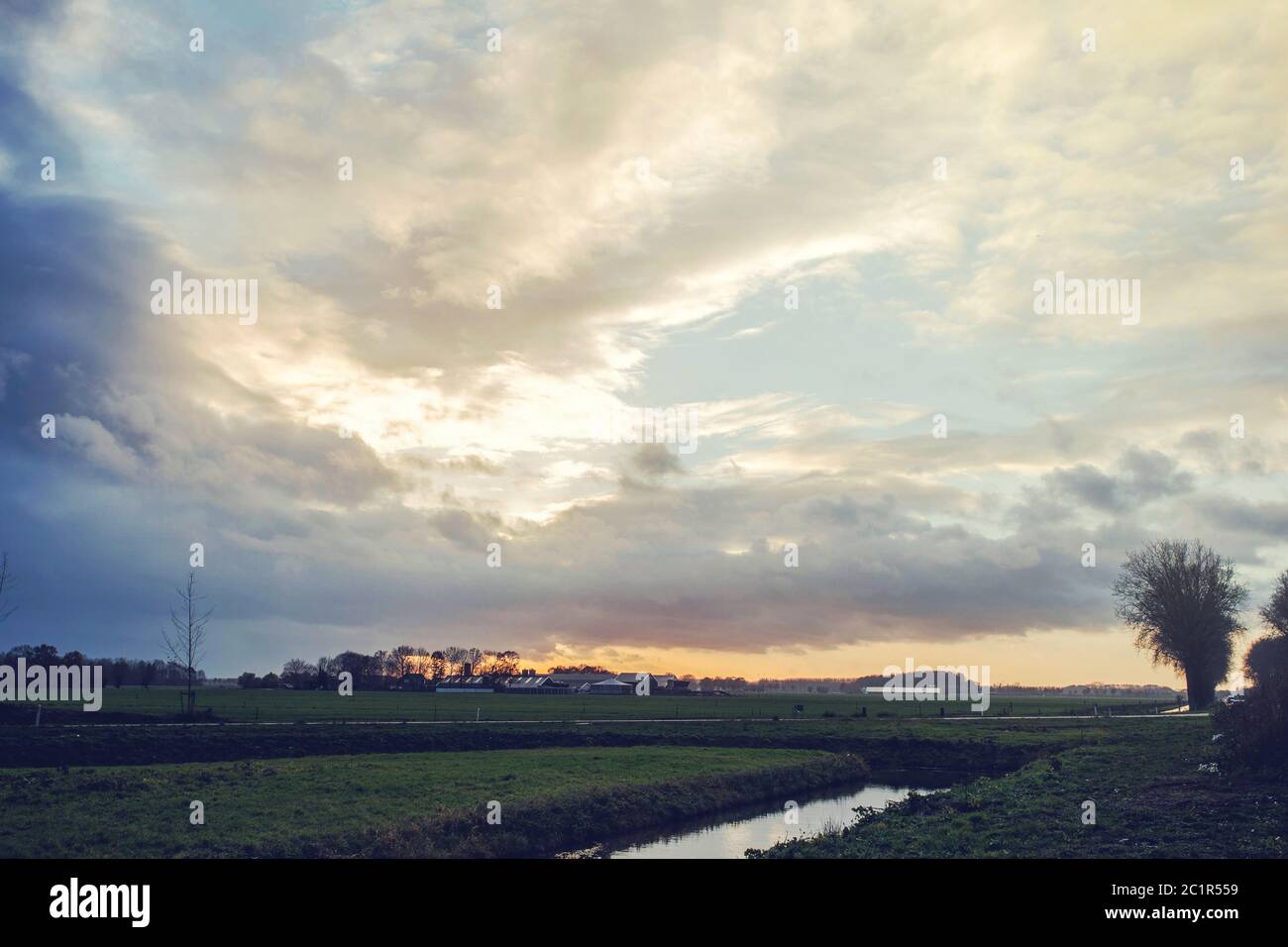 Sunrise countryside skyline hi-res stock photography and images - Alamy