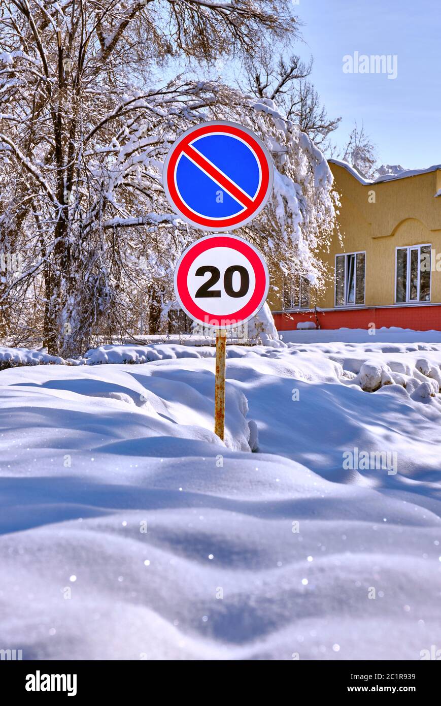 Snow covered red and white stop sign hi-res stock photography and ...