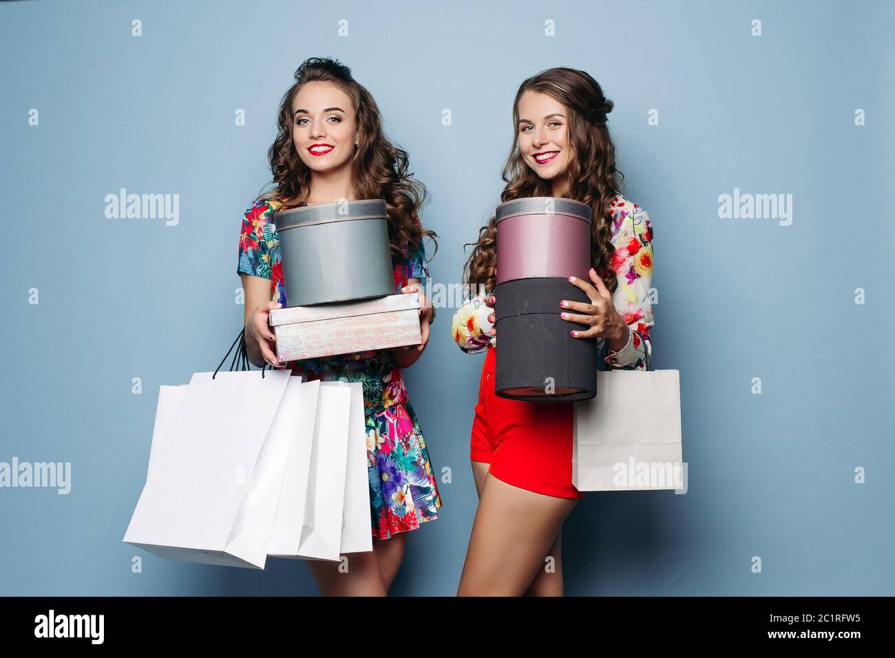 Ladies with shopping bags hi-res stock photography and images - Alamy