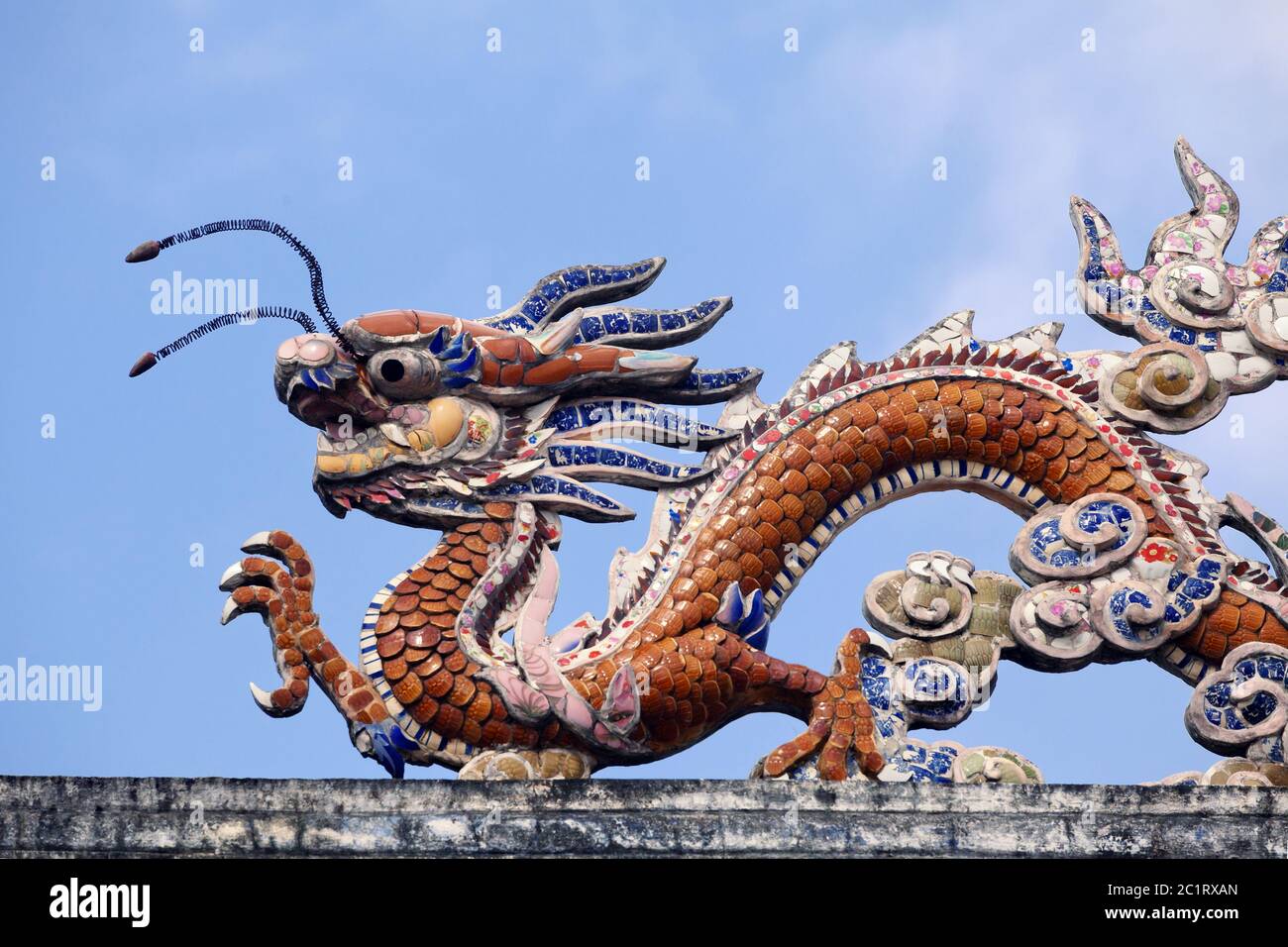 Dragon on a temple roof Stock Photo - Alamy
