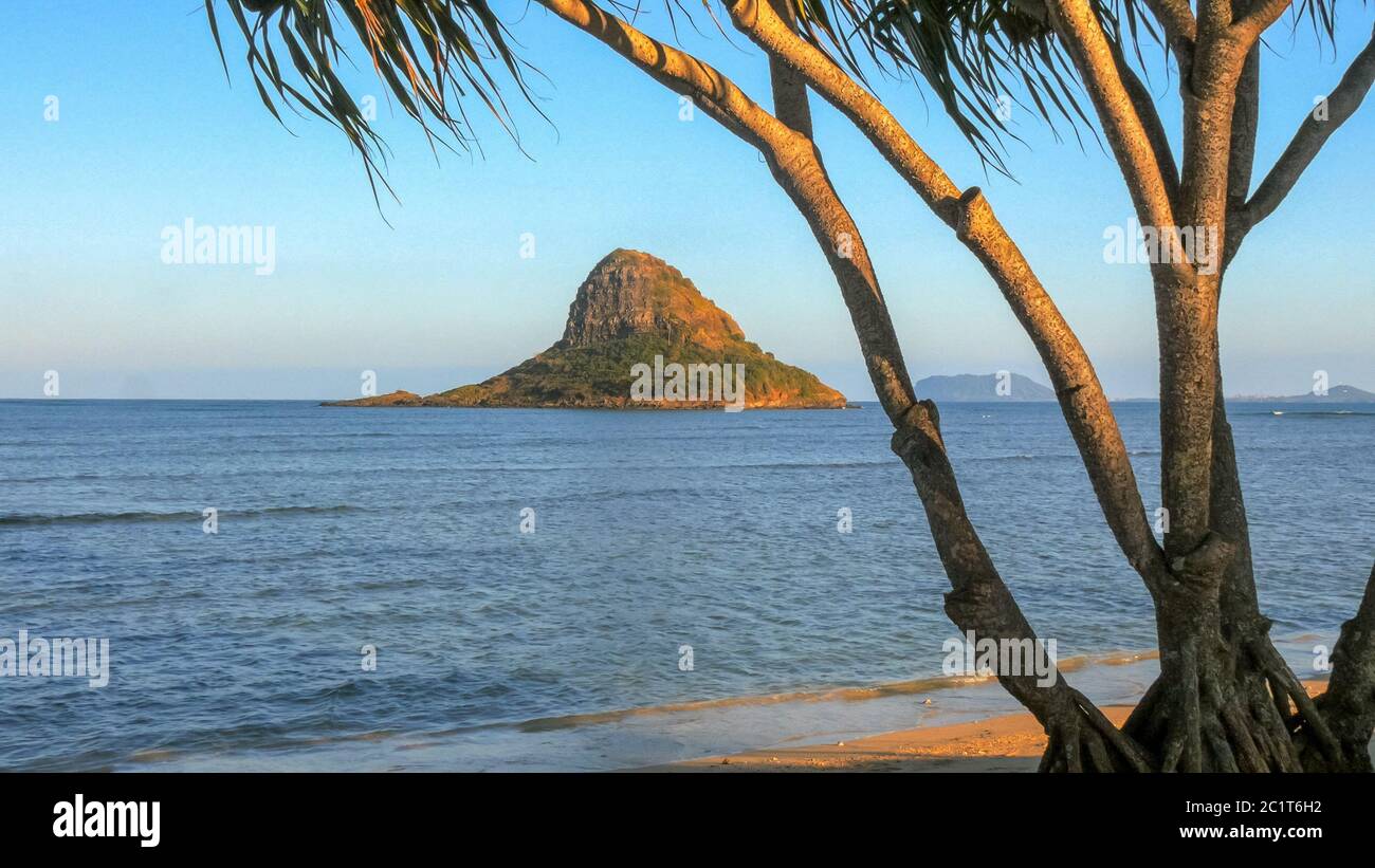 Chinaman hat oahu hawaii hi-res stock photography and images - Alamy