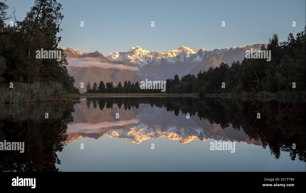 Reflections on mt cook hi-res stock photography and images - Alamy
