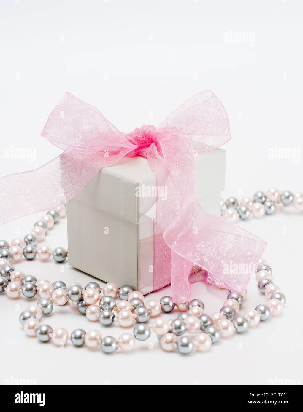 Grey gift box with pink ribbon Stock Photo - Alamy