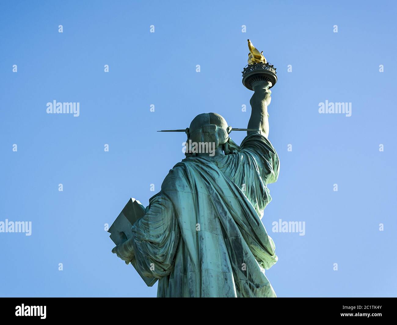 Back view statue hi-res stock photography and images - Alamy