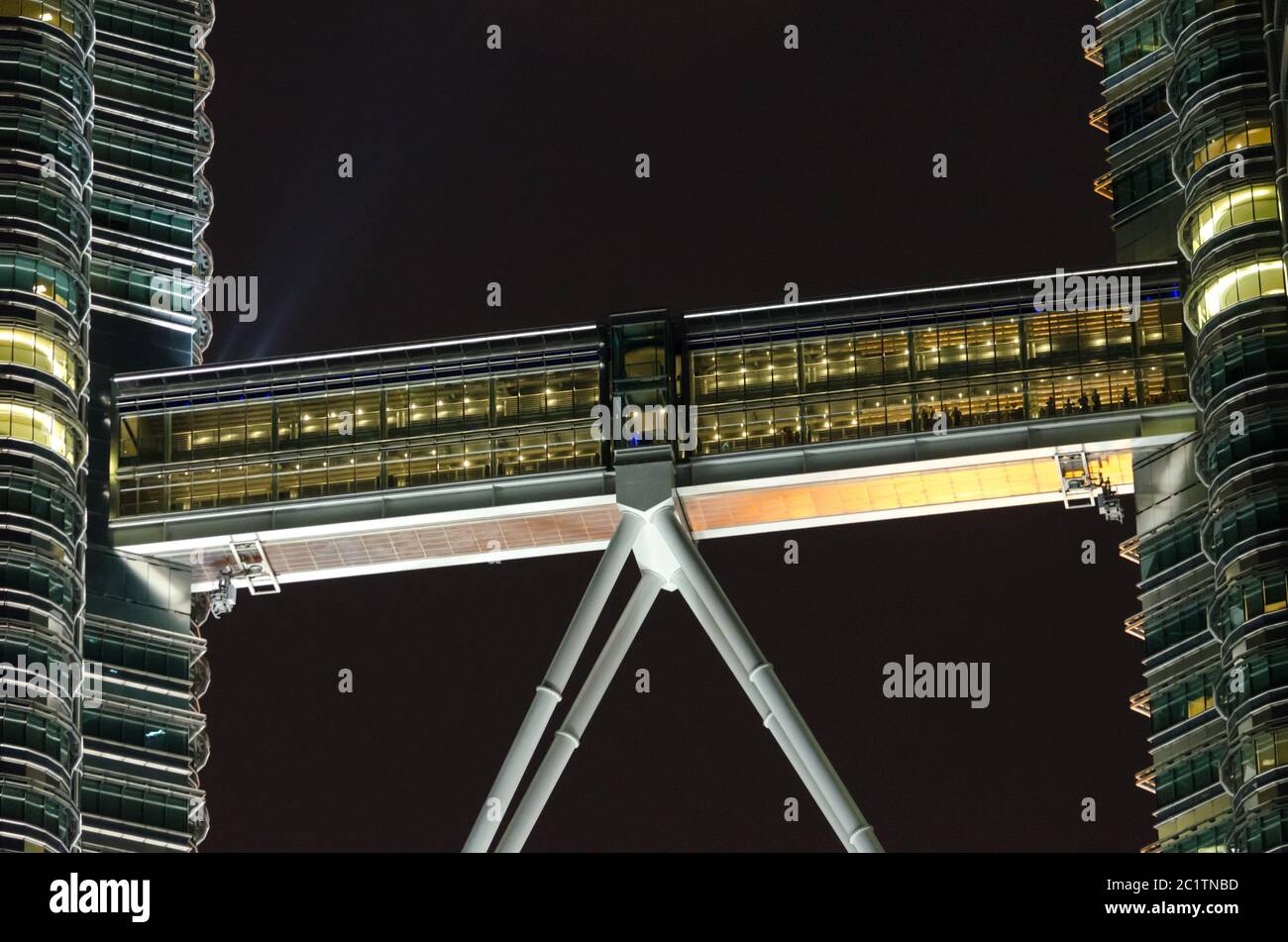 Bridge between towers of skyscrapers Stock Photo - Alamy