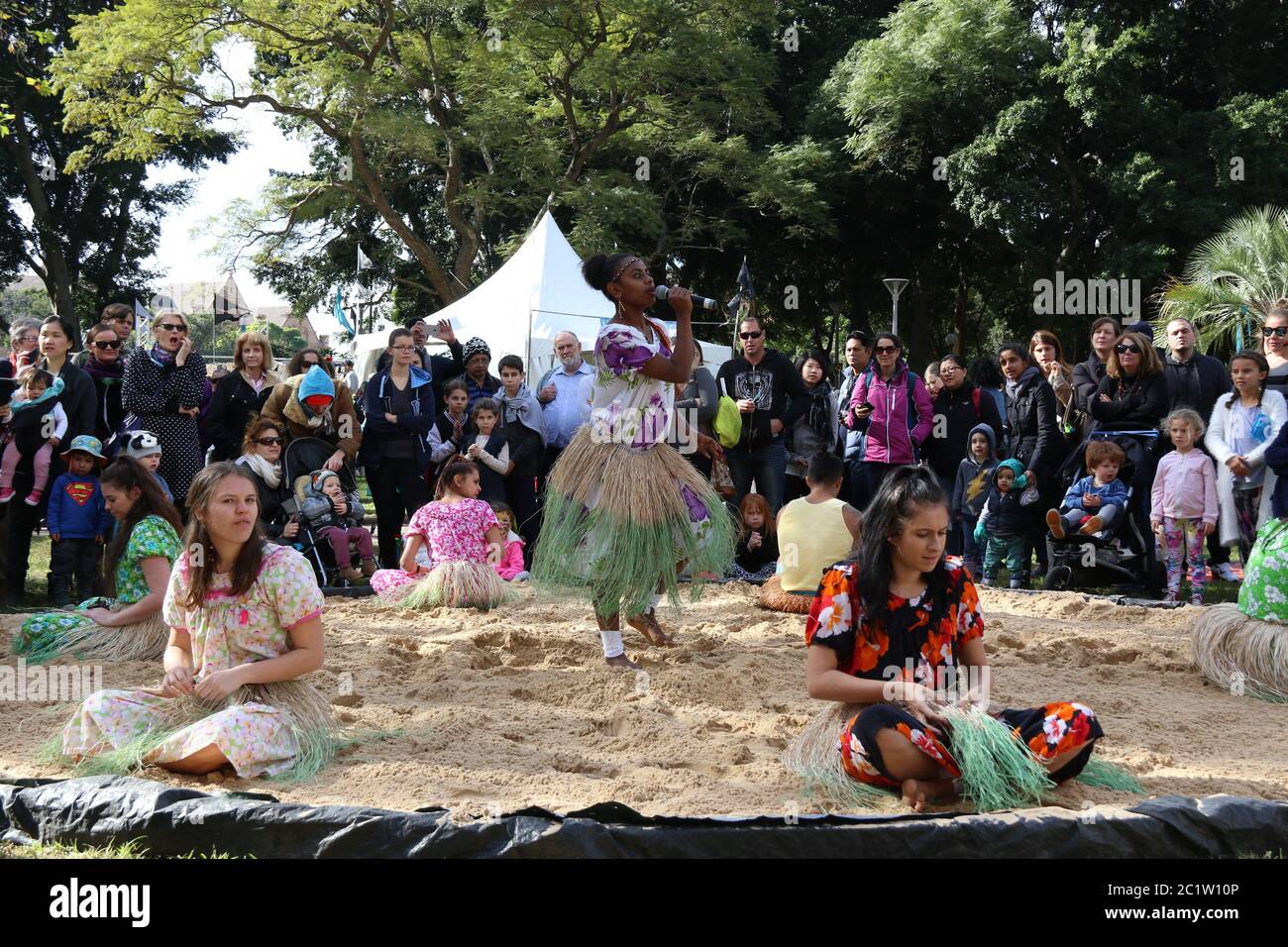 Pictured: traditional Aboriginal women’s dance performance Stock Photo ...