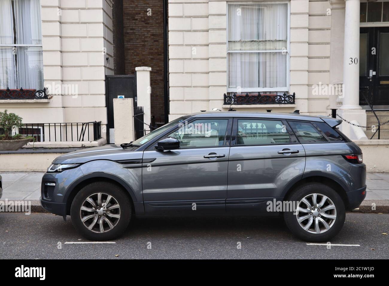 Silver range rover evoque hi-res stock photography and images - Alamy