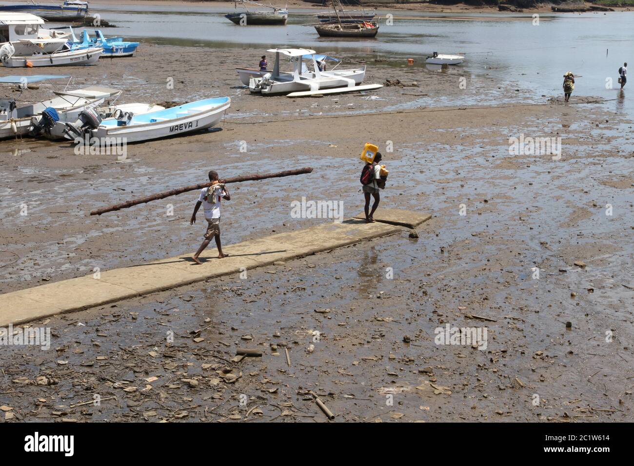 Men carrying log hi-res stock photography and images - Alamy