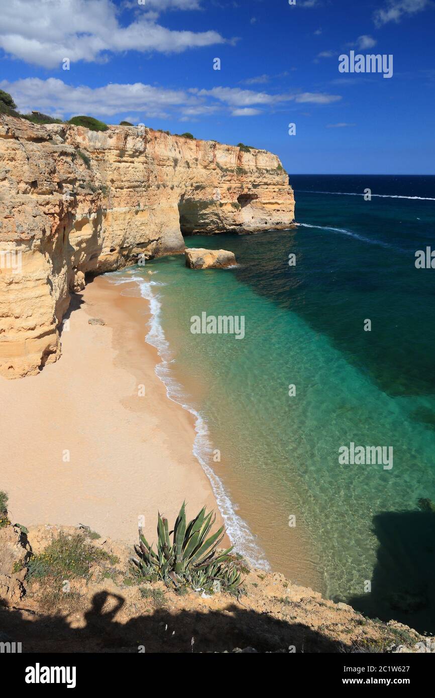 Algarve, Portugal. Sandy beach landscape of Praia do Buraco (Buraco ...