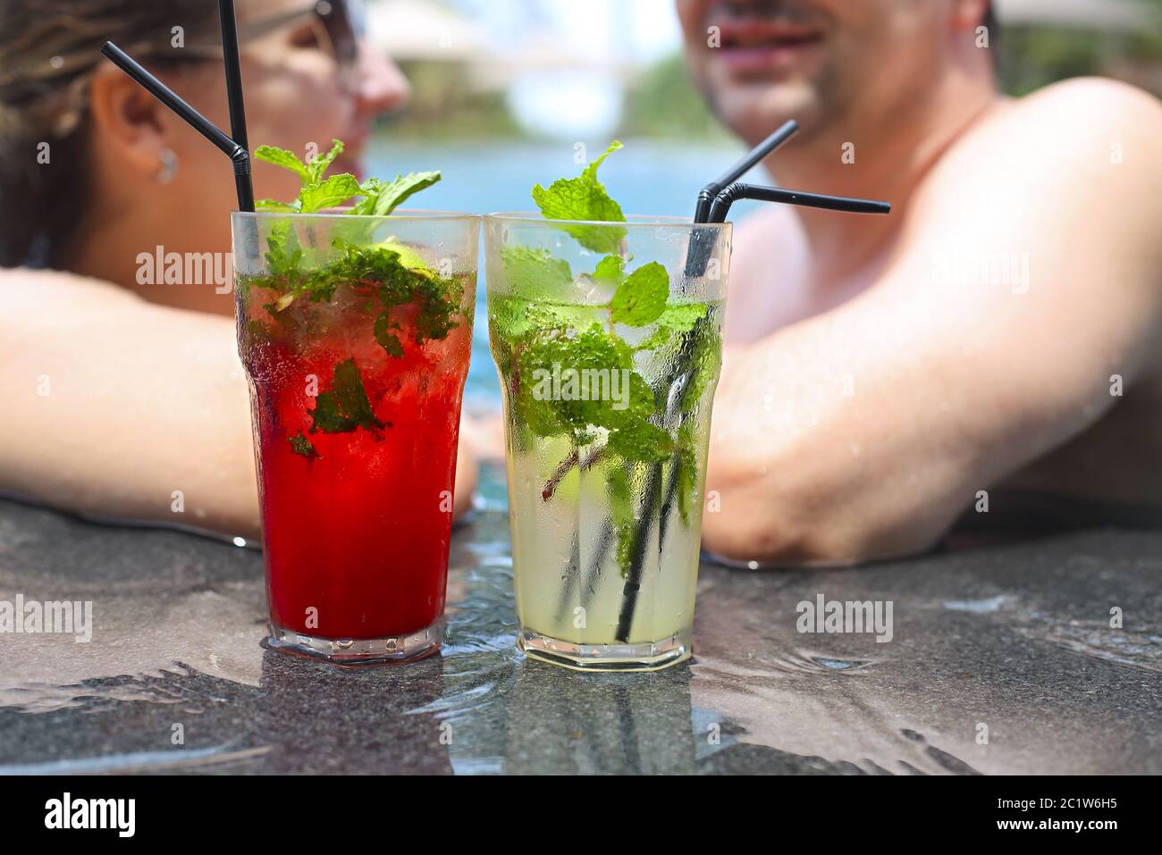 Couple pool drinks hi-res stock photography and images - Alamy