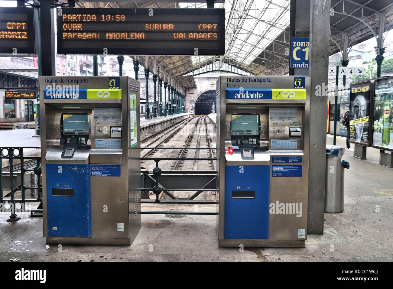 Comboios de portugal hi-res stock photography and images - Alamy