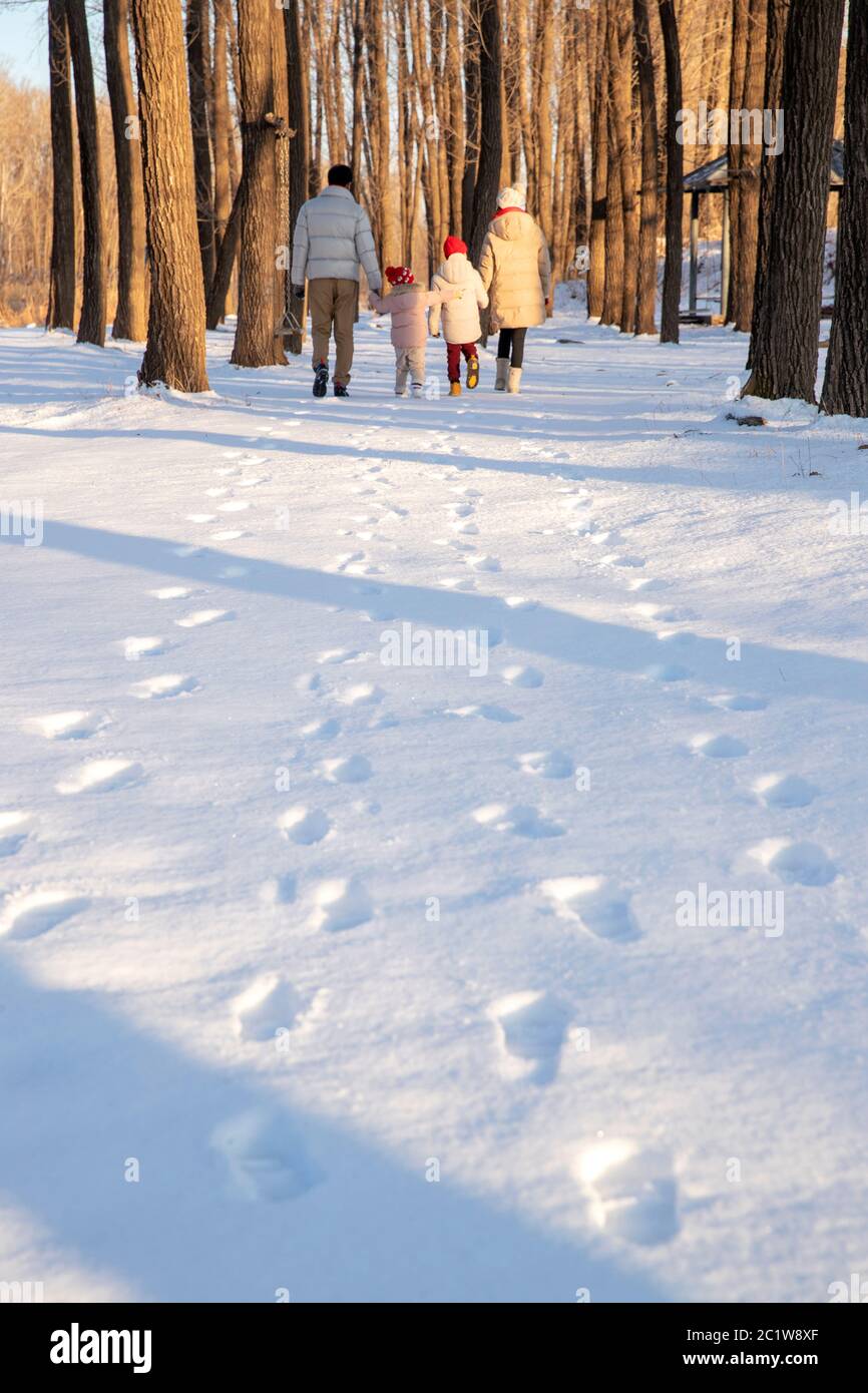 Happy family to go for a walk in the snow Stock Photo - Alamy
