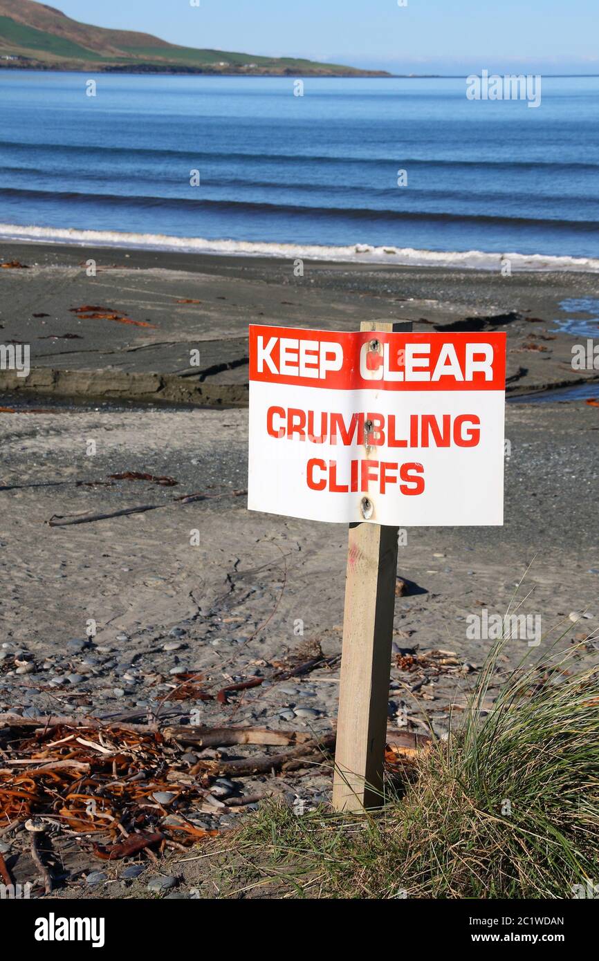 Tourist attraction warning sign. Crumbling cliffs warning in Orepuki ...