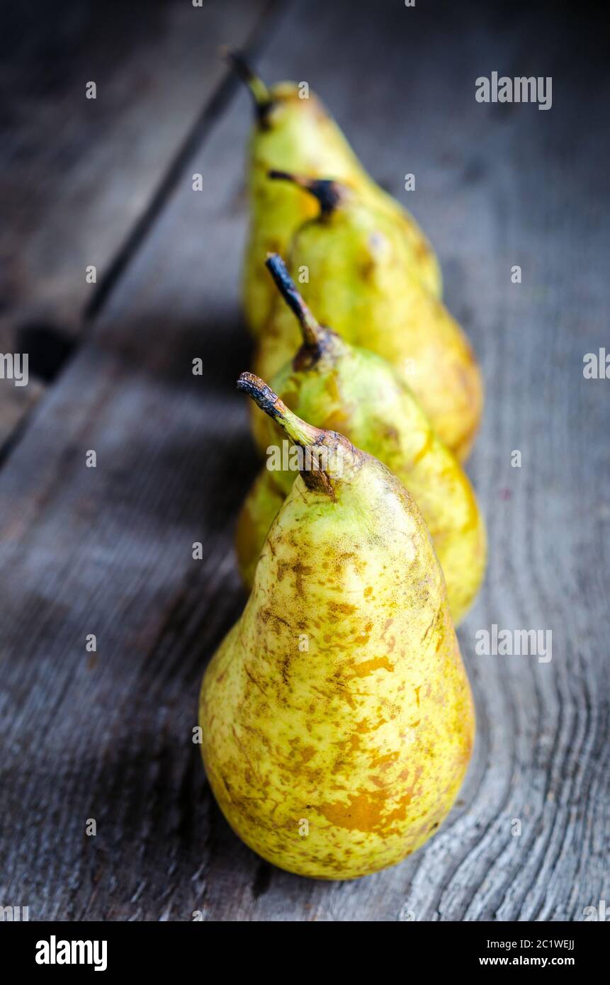 Green pears in row hi-res stock photography and images - Alamy