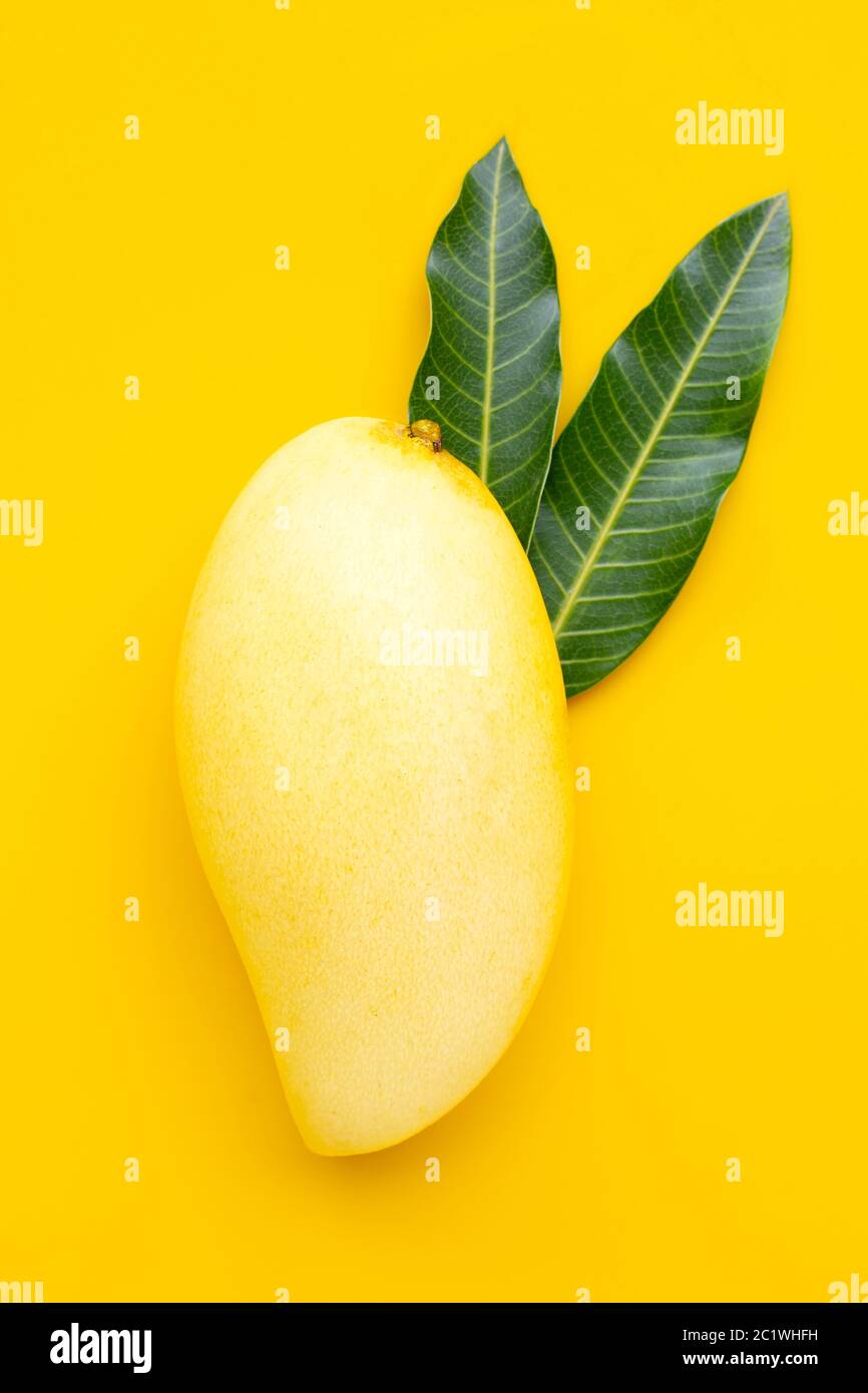 Yellow ripe mangoes glass hi-res stock photography and images - Alamy