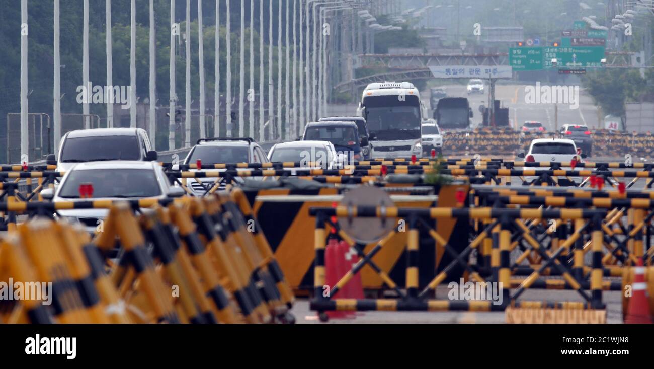 16th June, 2020. Traffic on Unification Bridge Vehicles cross the ...