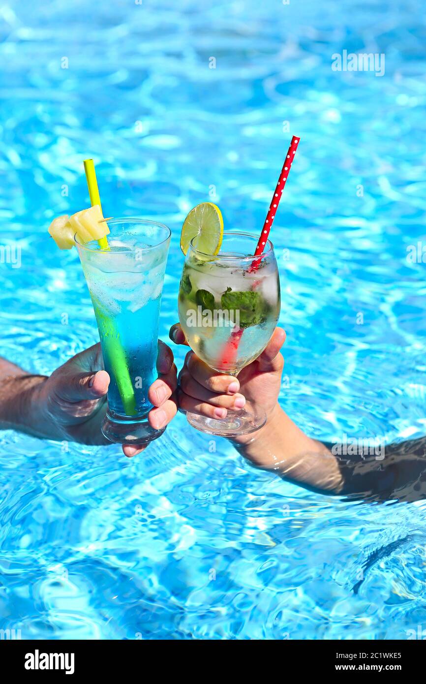 Cocktails by the pool hi-res stock photography and images - Alamy