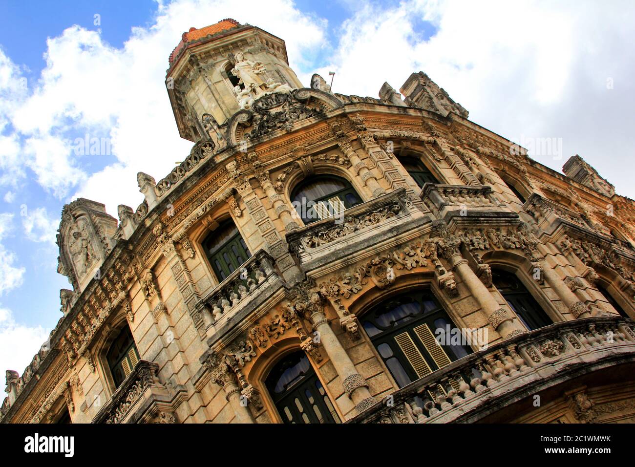 Havana facade building hi-res stock photography and images - Alamy