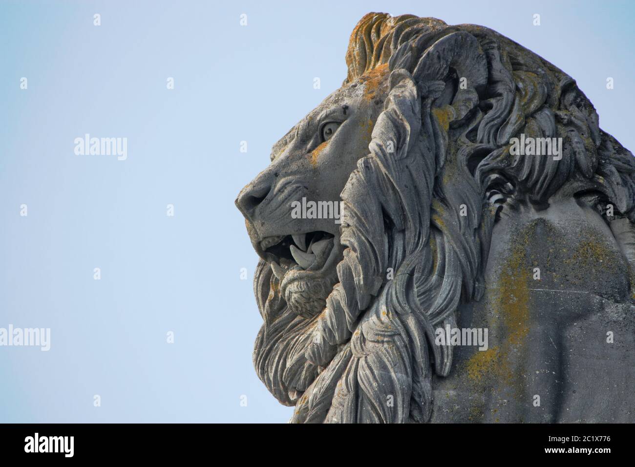 Lions head statue hi-res stock photography and images - Alamy