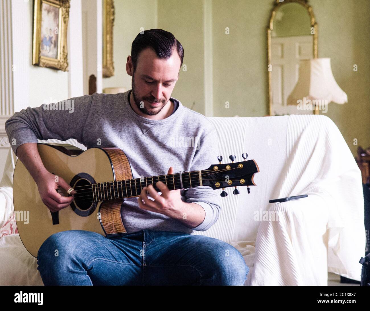 12 string acoustic guitar hi-res stock photography and images - Alamy