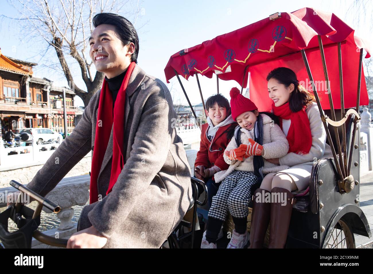 Girls riding rickshaw hi-res stock photography and images - Alamy