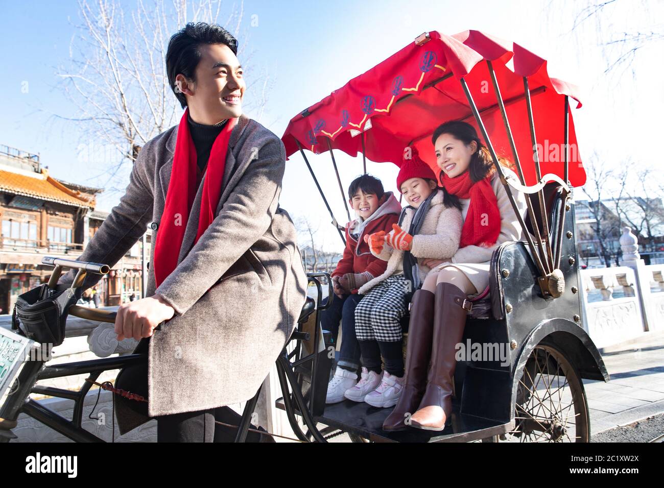 Girls riding rickshaw hi-res stock photography and images - Alamy