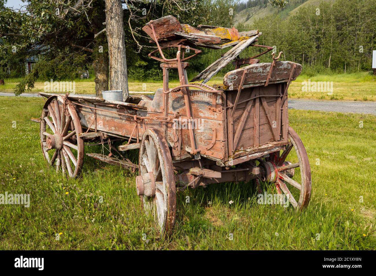 Old wooden farm cart wheel hi-res stock photography and images - Alamy