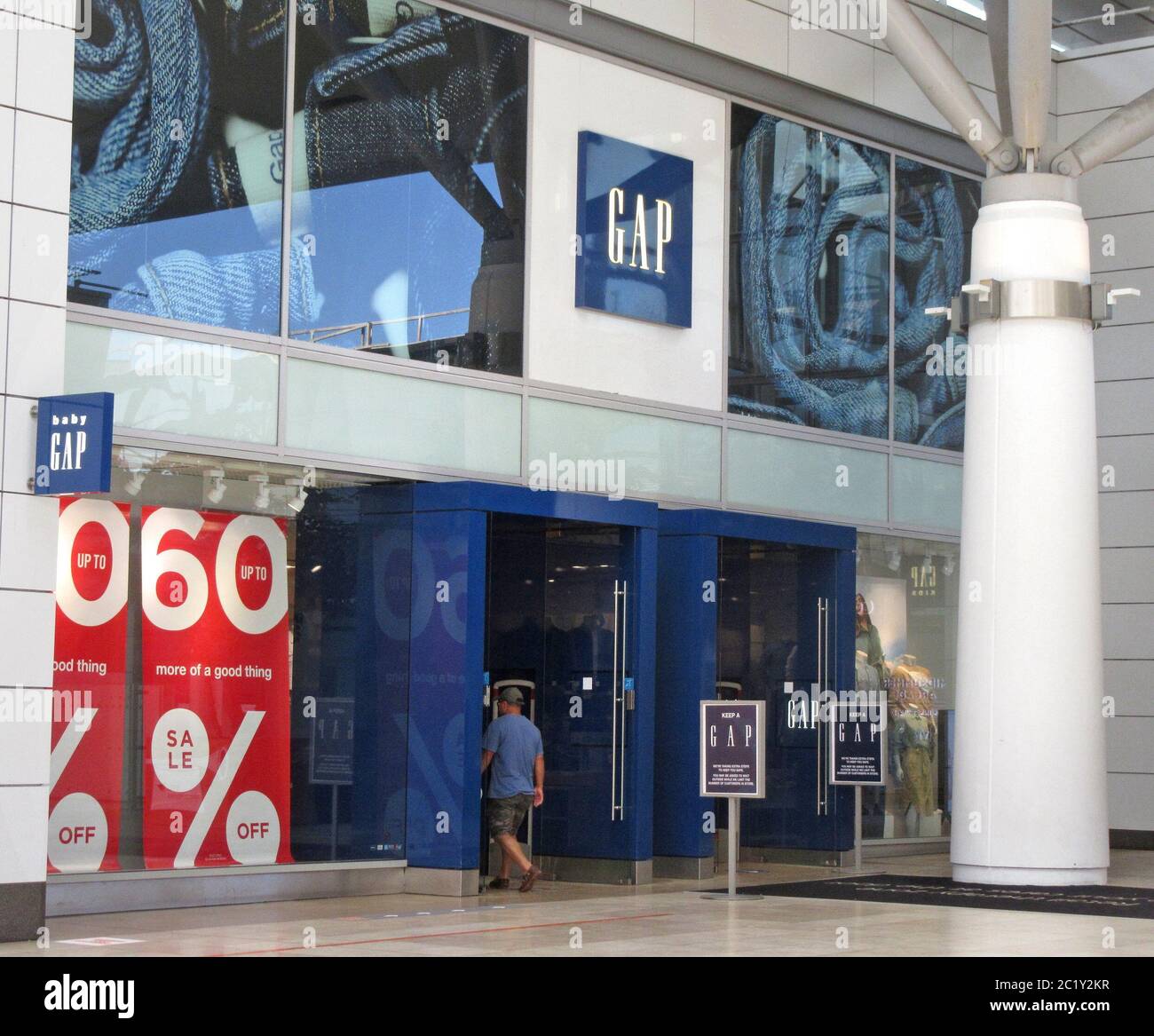 Gap store 2020 hi-res stock photography and images - Alamy