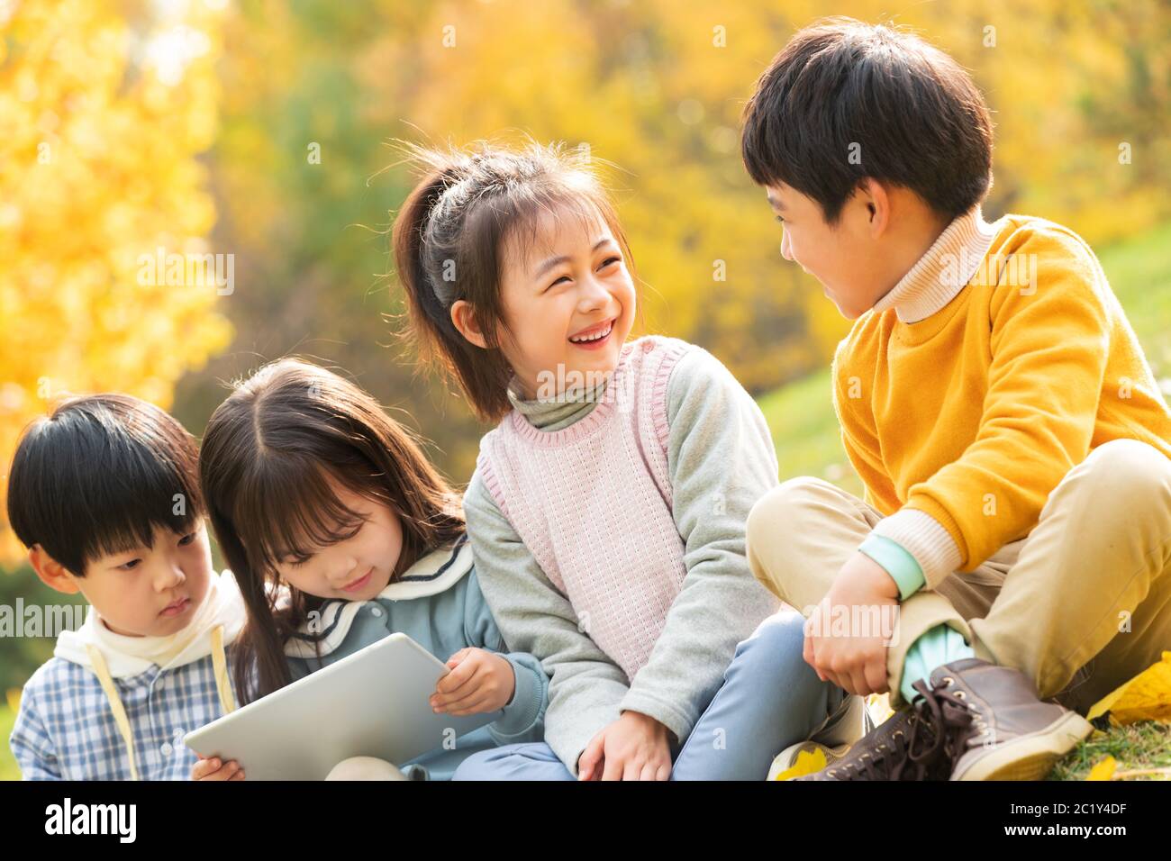 The children see the tablet Stock Photo - Alamy