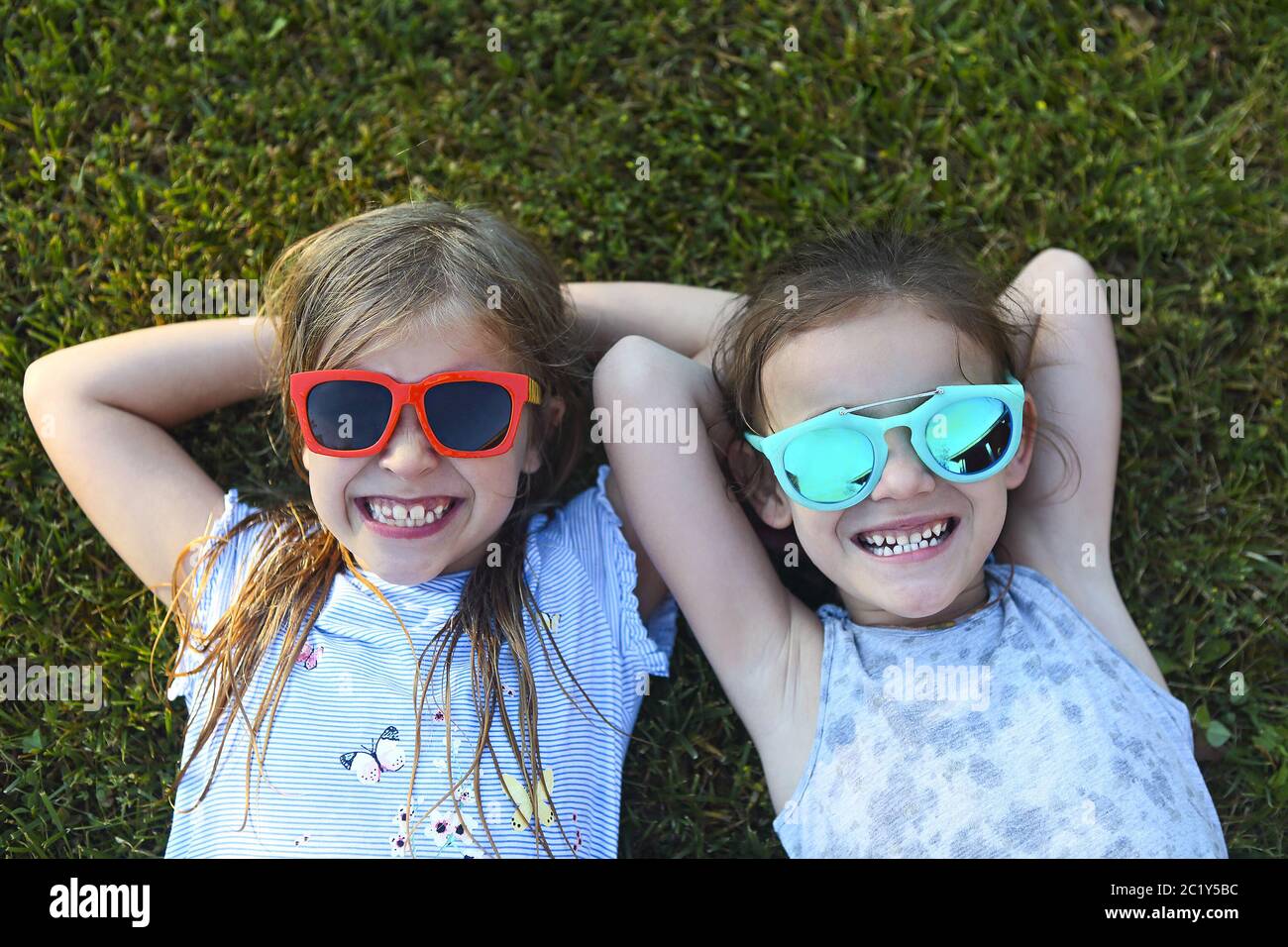 Kids grass sunglasses hi-res stock photography and images - Alamy