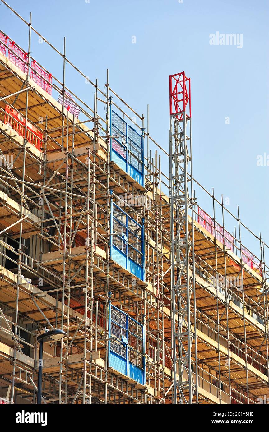 Hoist mechanism on side of building under construction Stock Photo - Alamy