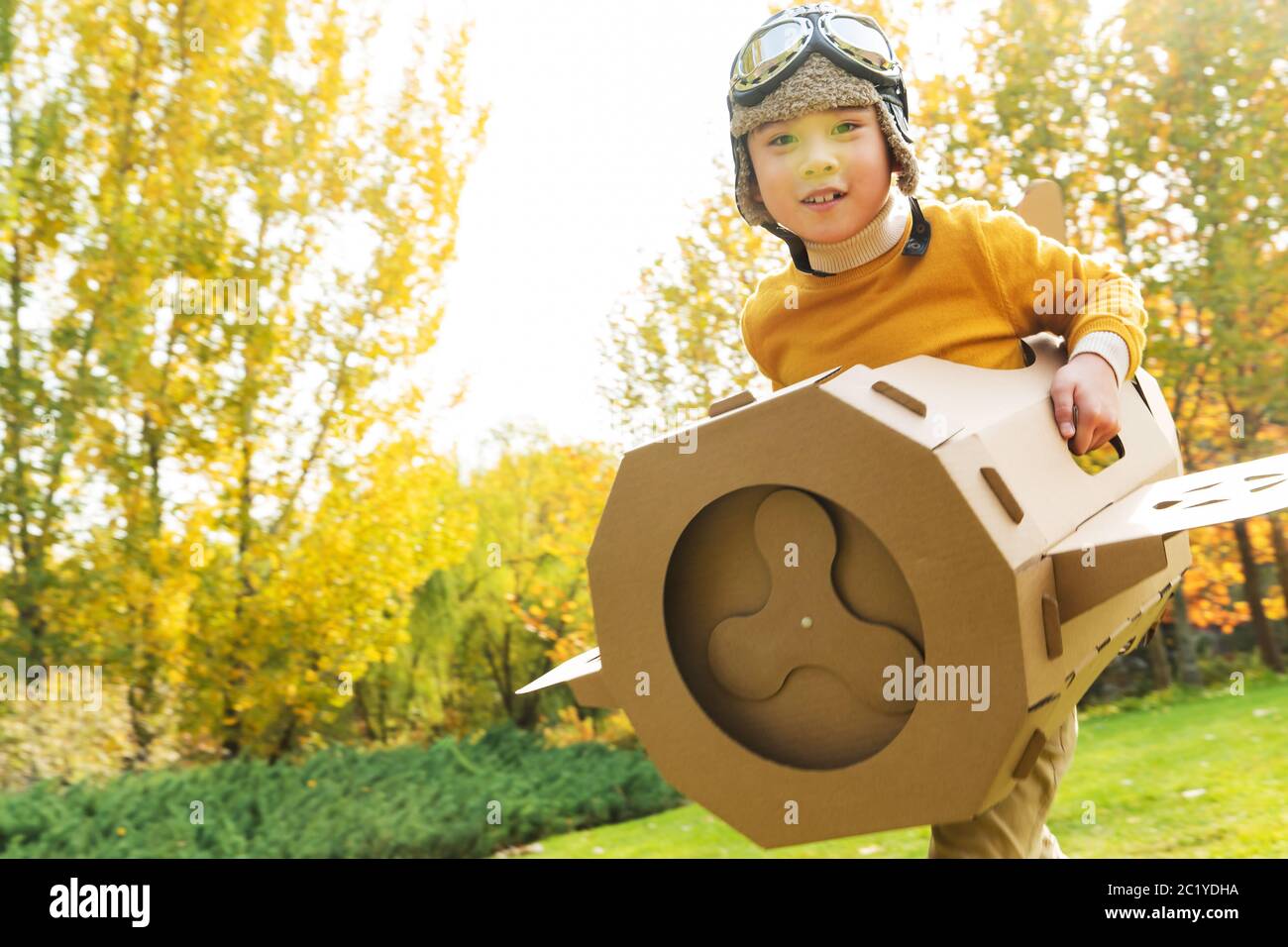 Happy little boy play to fly Stock Photo - Alamy