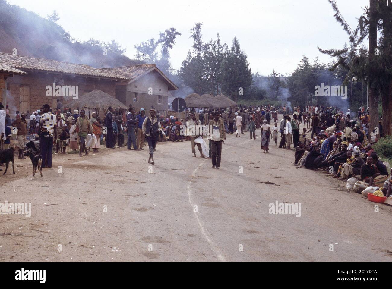 Tutsi refugees on the Rwanda Burundi border 1994 Stock Photo - Alamy