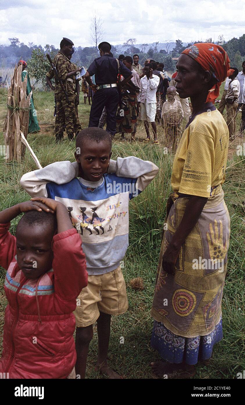 Traumatised Rwandan refugees in field on the Rwanda - Burundi border ...