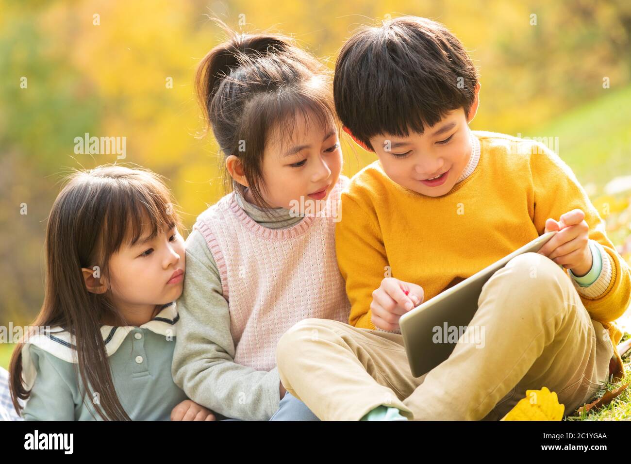 The children see the tablet Stock Photo - Alamy