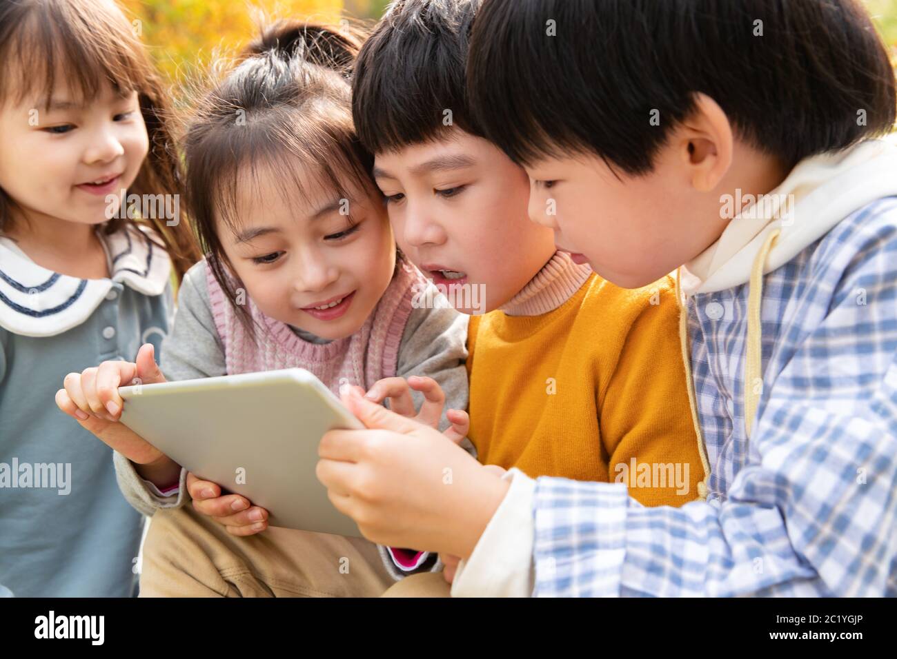 The children see the tablet Stock Photo - Alamy