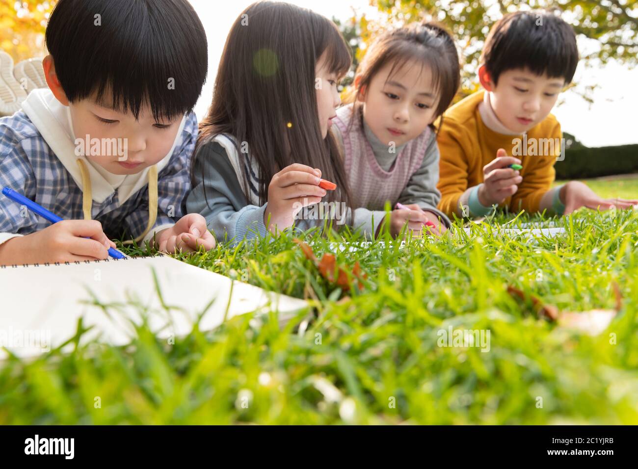 4 girls lay grass hi-res stock photography and images - Alamy