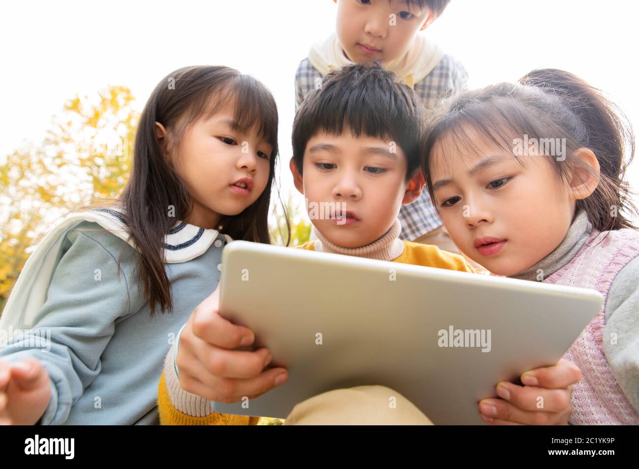 The children see the tablet Stock Photo - Alamy
