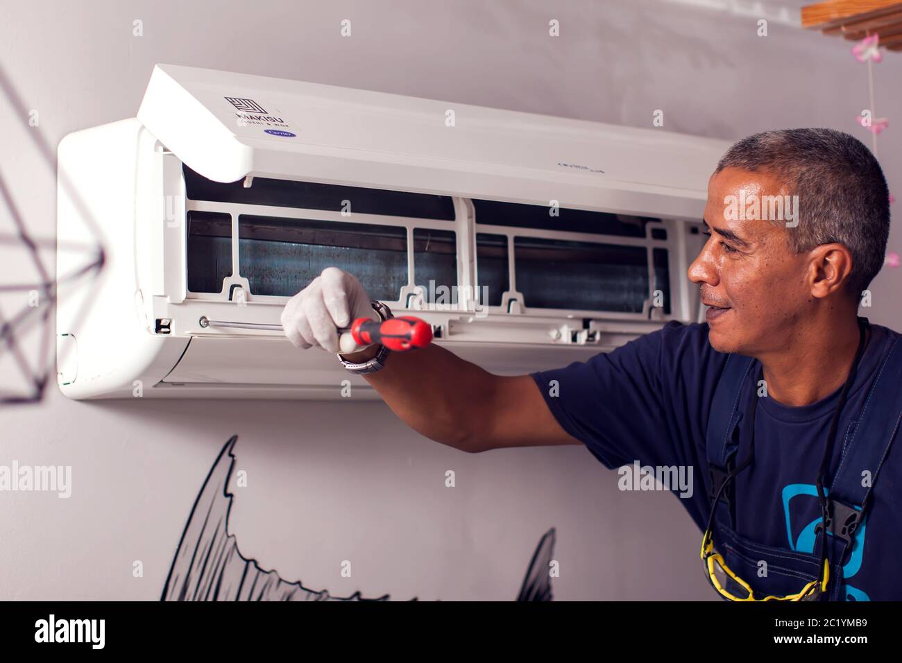 Air conditioning service technician hi-res stock photography and images ...