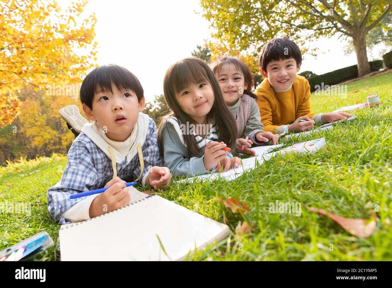 4 girls lay grass hi-res stock photography and images - Alamy