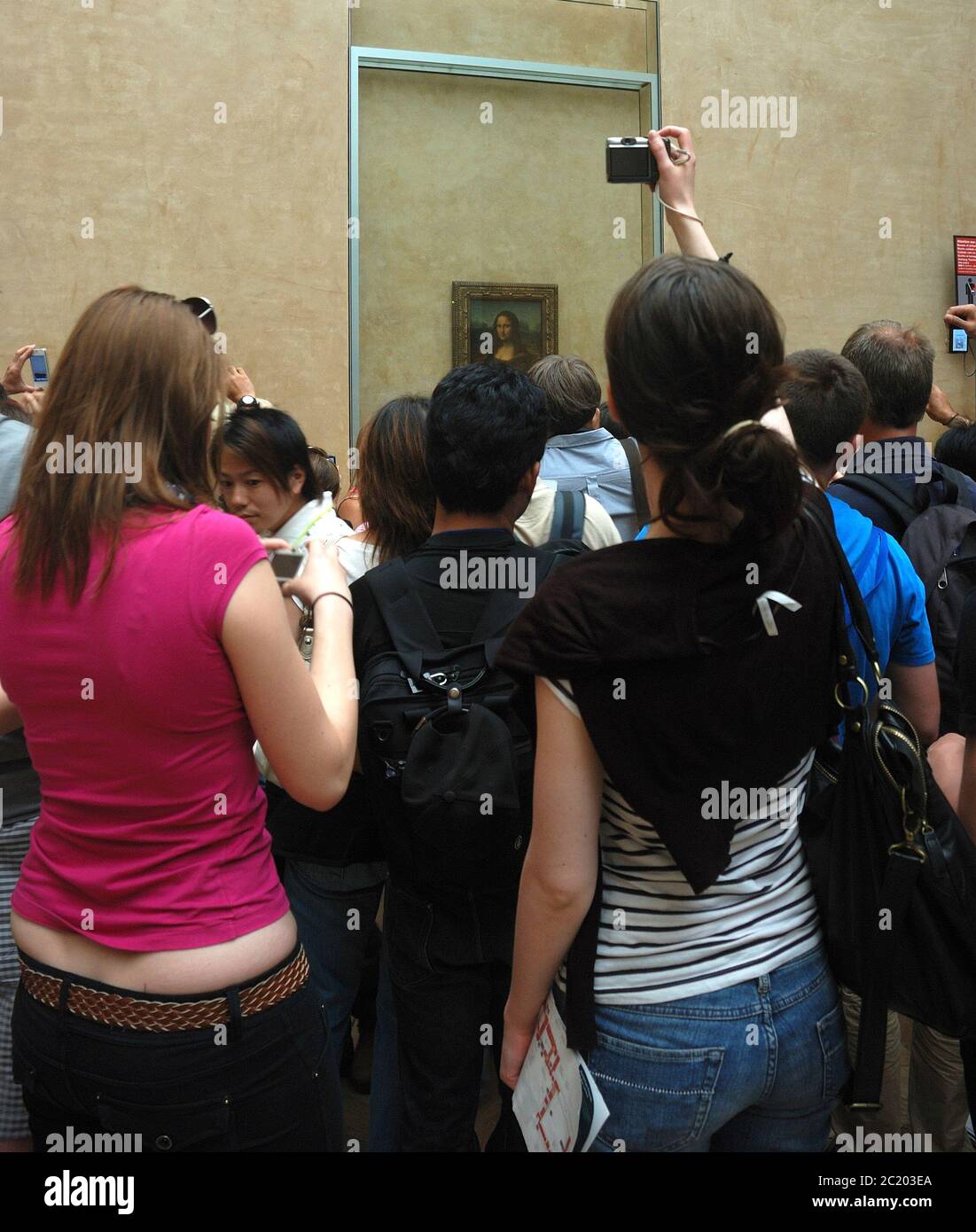 Louvre Museum, visitors in front of the Mona Lisa Stock Photo - Alamy