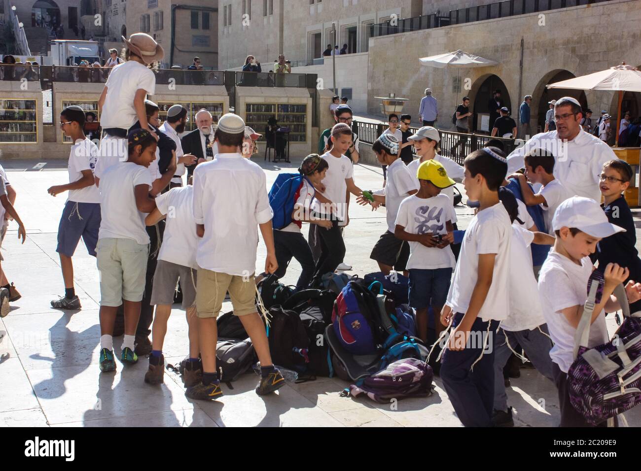 Dancing at the western wall of jerusalem in israel hi-res stock ...