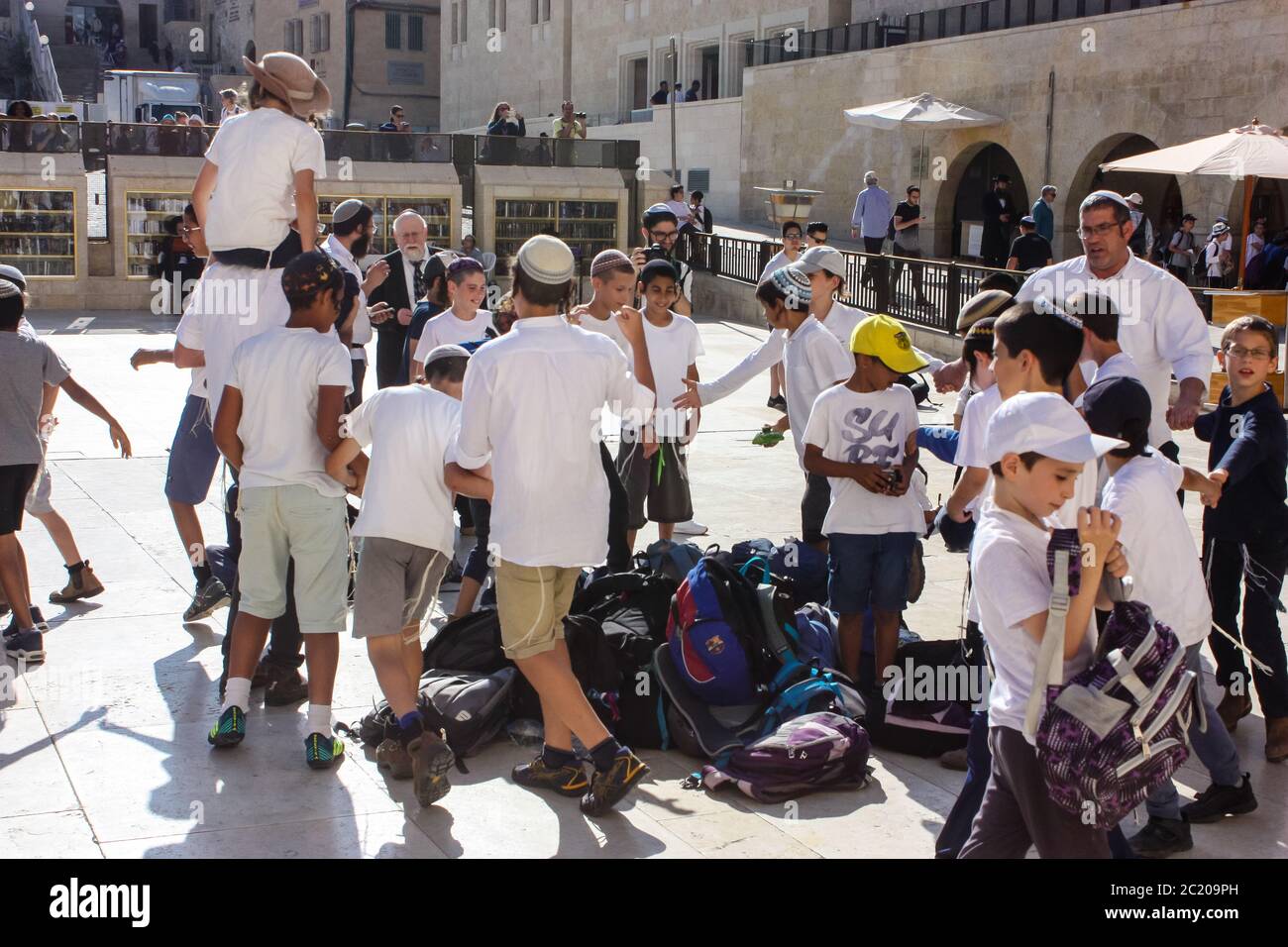 Dancing at the western wall of jerusalem in israel hi-res stock ...