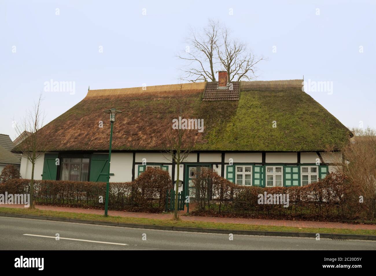 House half timbered thatched roof hi-res stock photography and images ...