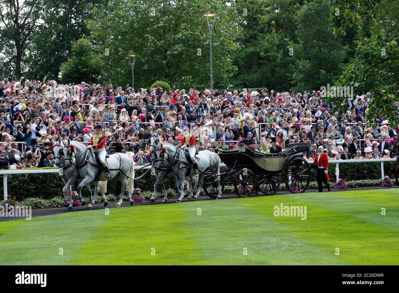 Ascot, Berkshire, UK. 22nd June, 2018. Crowds at Royal Ascot greet ...
